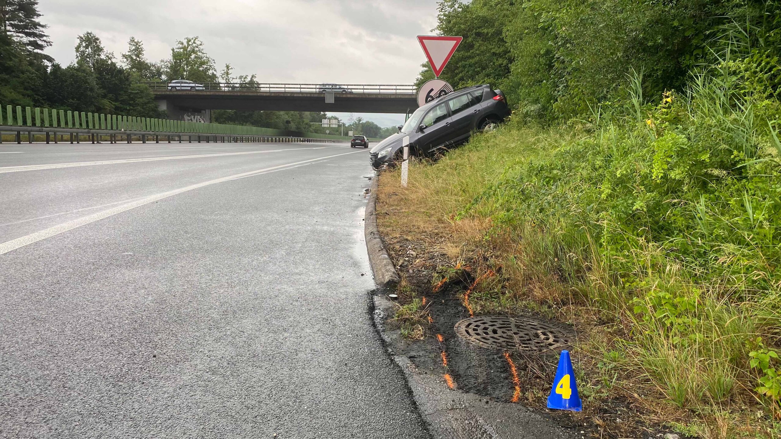 33-Jährige verliert auf nasser Strasse Kontrolle über ihr Auto zentralplus 33-Jährige verliert auf nasser Strasse Kontrolle über ihr Auto zentralplus